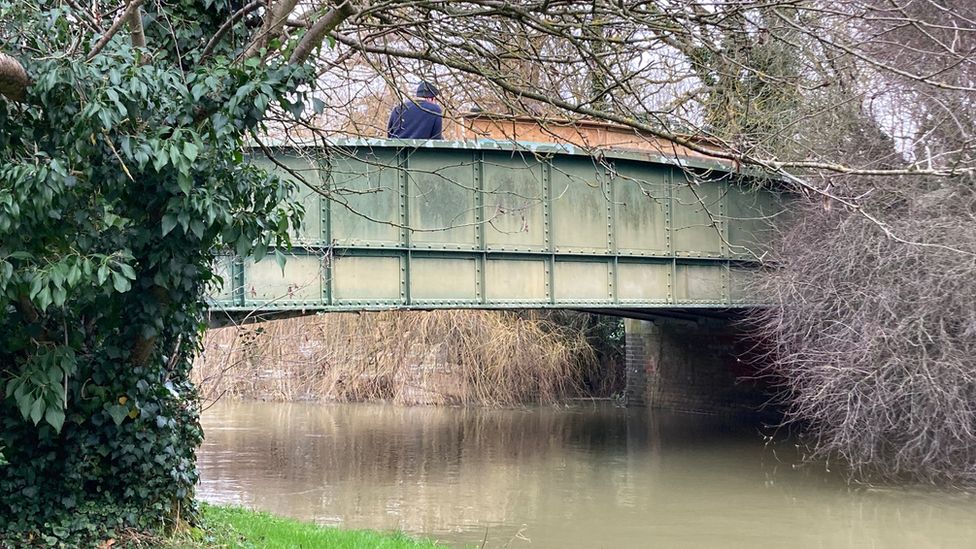 Boxted: Villagers in bid to save bridge from demolition - BBC News
