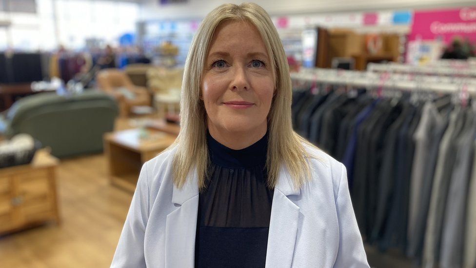 Byw'n fwy gwyrdd mewn argyfwng costau byw yn helpu'r blaned? - BBC ...