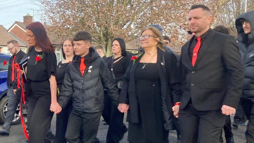 Owen Dunn: Funeral held for teenager killed in stabbing - BBC News