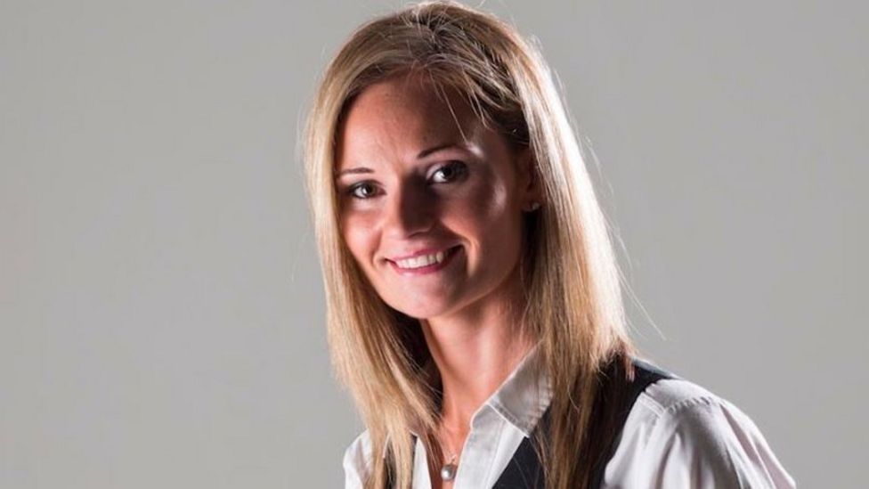 England's top women snooker players return to the table - BBC News