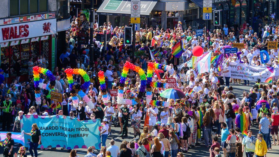 Pride Cymru 'mor bwysig i'r genhedlaeth nesaf' - BBC Cymru Fyw