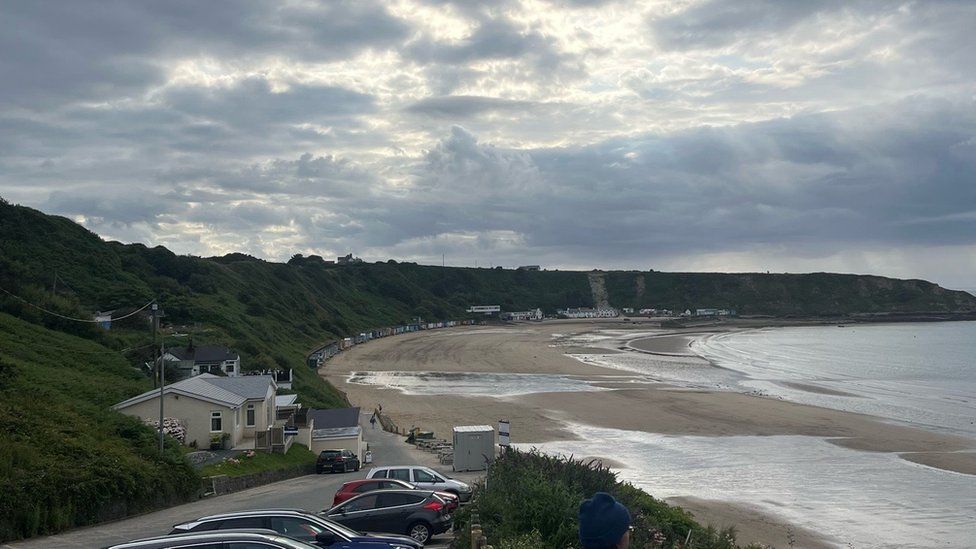 Nefyn: Pryder symud llwybr 'pwysig' dros berygl tirlithriad - BBC Cymru Fyw