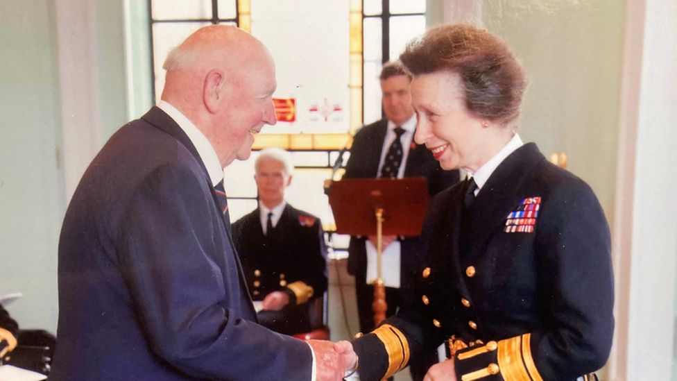 Weymouth veteran, 100, to be honoured at Remembrance event - BBC News