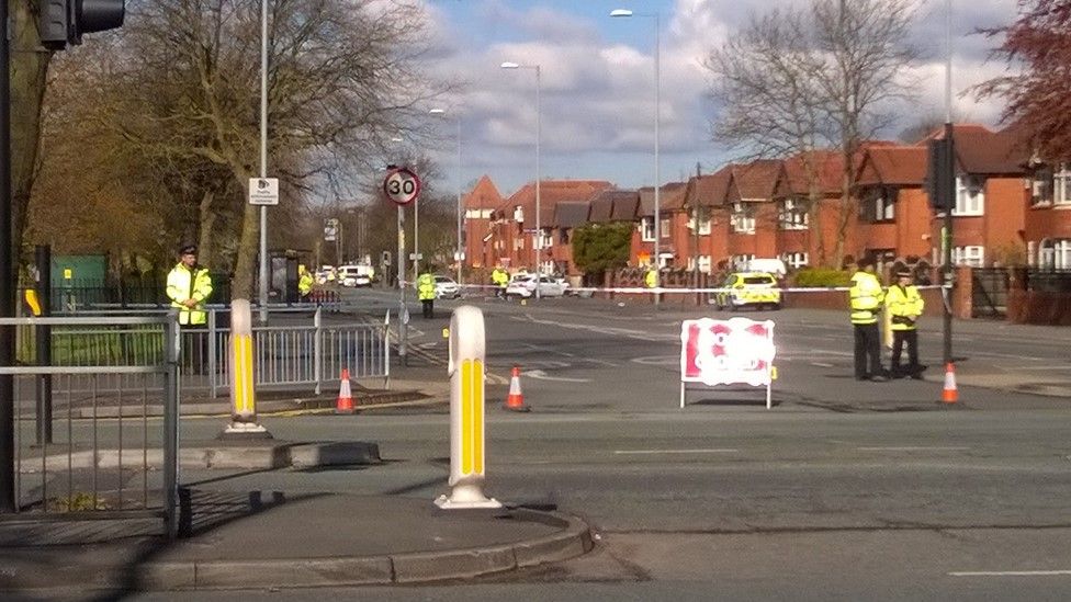 Two dead in high speed car crash in Manchester - BBC News