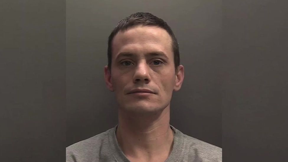 Grimsby shopkeeper tackles robber armed with gun - BBC News