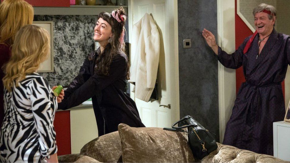 Yr actores Hedydd Dylan: O Aber i Emmerdale - BBC Cymru Fyw