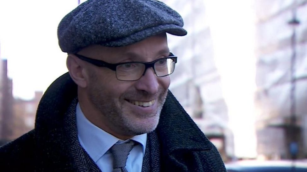 Jon Snow: Channel 4 News host takes 25% pay cut - BBC News