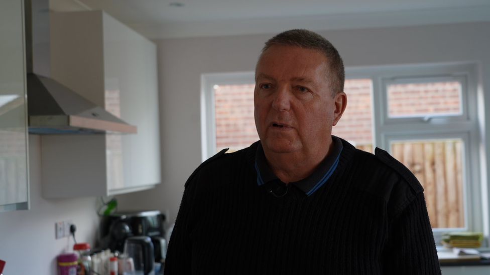 Norfolk retirees prepare to deliver aid to Ukraine frontline - BBC News