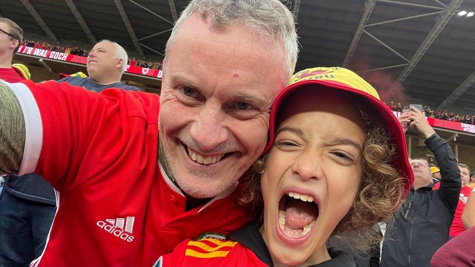 Gwahardd gwerthu alcohol yn stadia Cwpan y Byd Qatar - BBC Cymru Fyw