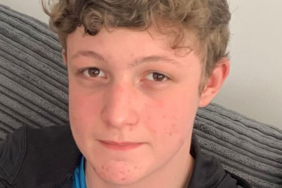 Knife crime: 'I thought he’s going to stab me, I’m going to die' - BBC News