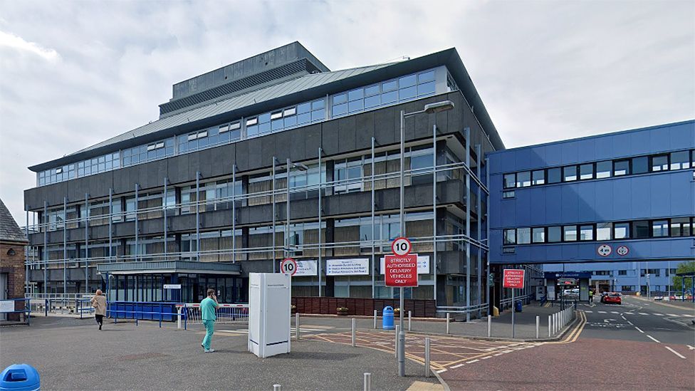 NHS Lothian fined over two patient deaths in falls from windows - BBC News