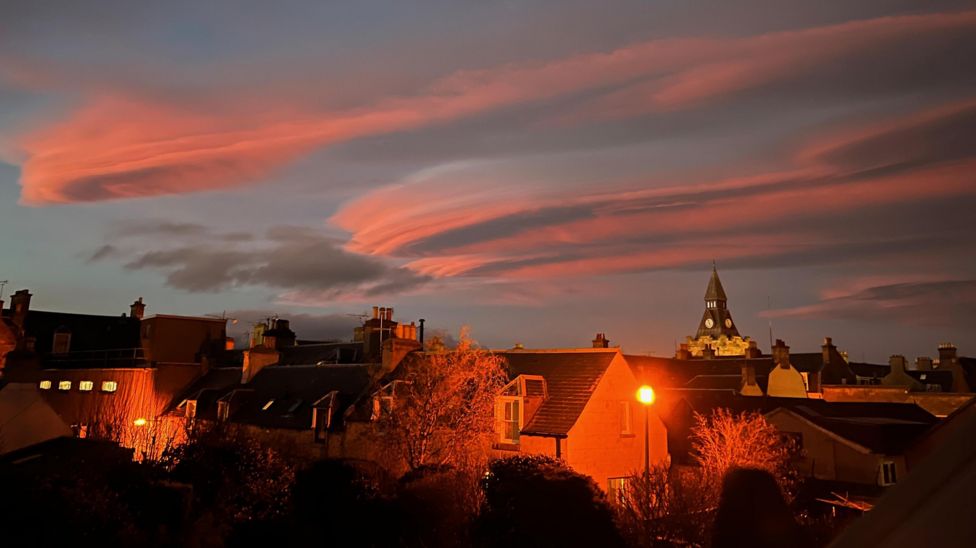 'UFO flying saucer clouds' and red skies over Scotland - BBC News