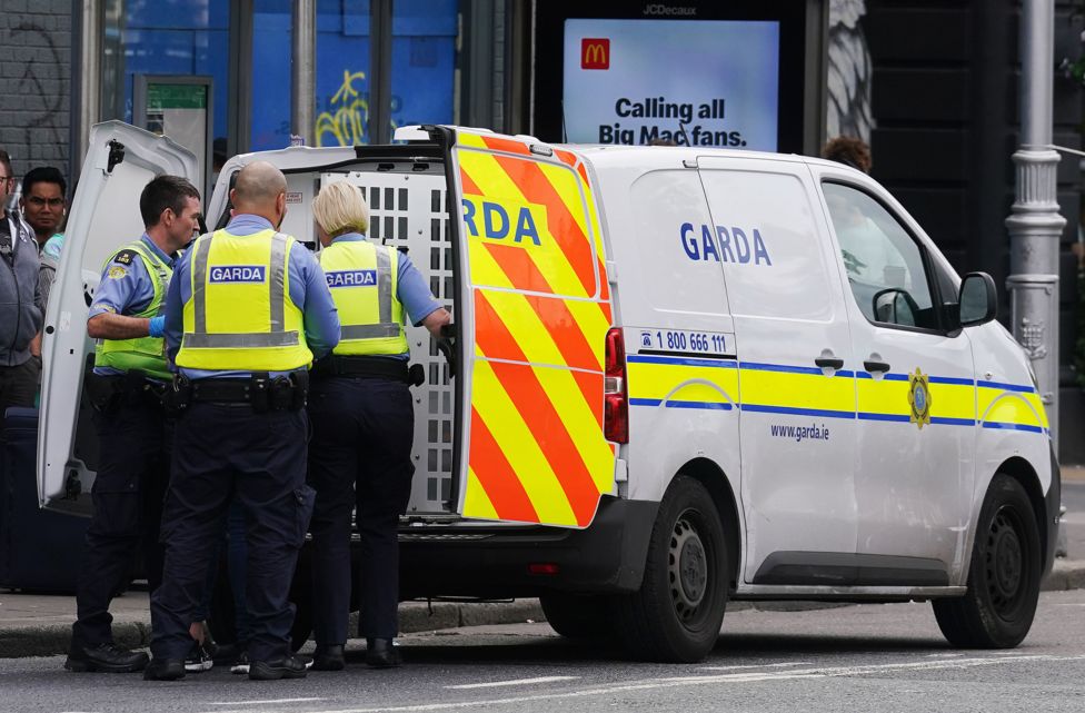Dublin attacks: Armed Gardaí, dog units and checkpoints planned - BBC News