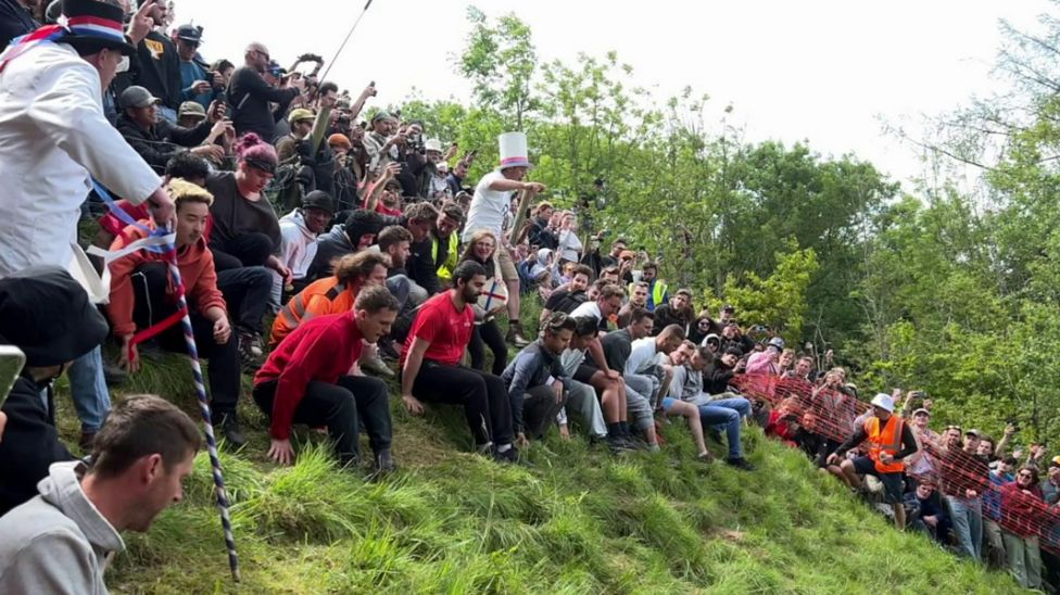 'Chaotic' cheese rolling event made into award-winning film - BBC News