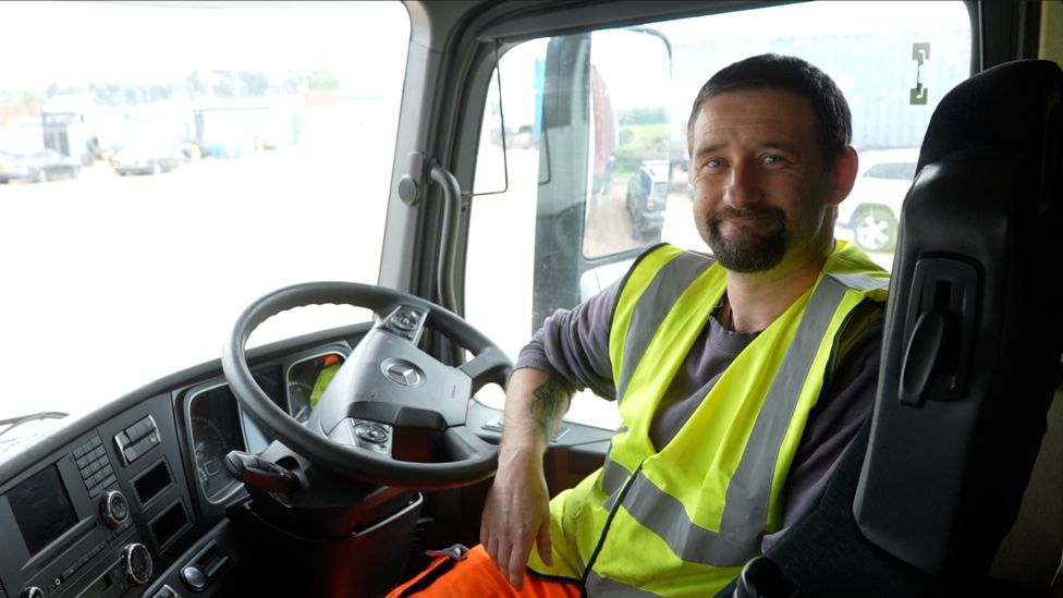 Lorry driver training scheme offers 'second chance' - BBC News