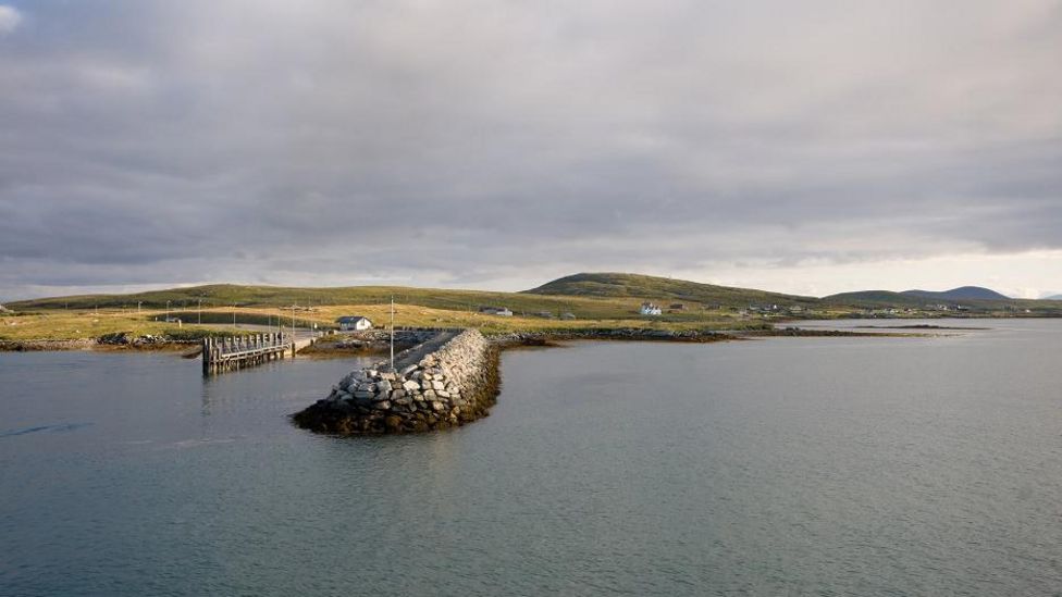 Bays of Harris community backs bid to buy 27,000-acre estate - BBC News