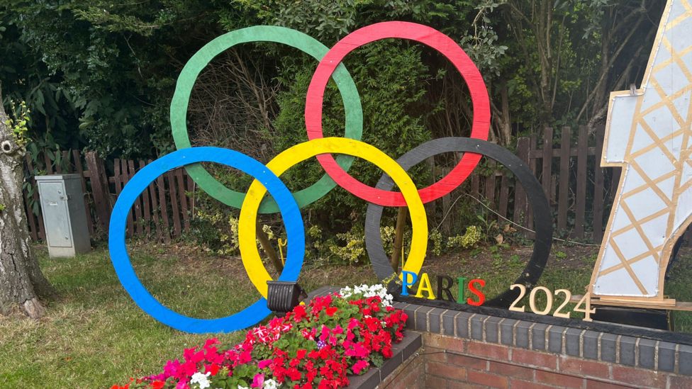 Brinklow villagers hope for gold with Olympic-themed display - BBC News