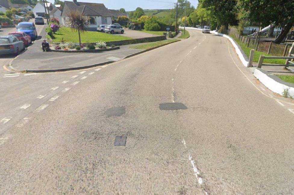 Police appeal after man seriously injured in crash in Cornwall - BBC News