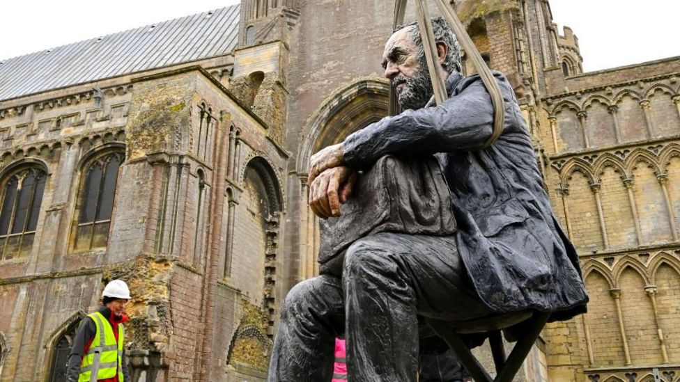 Hundreds visit Ely Cathedral's Sean Henry sculpture exhibition - BBC News