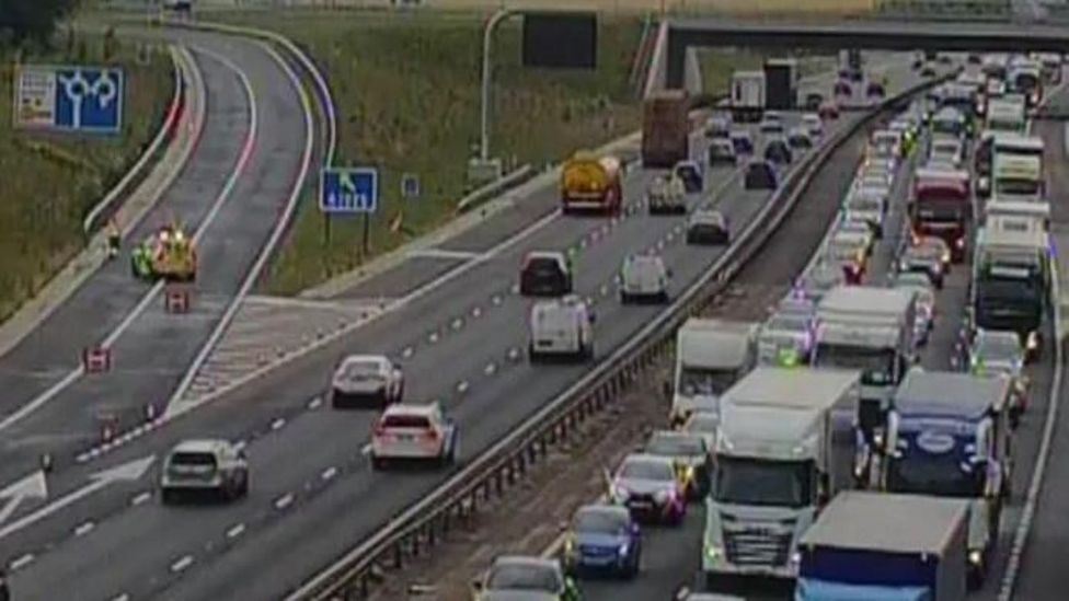 Driver dies after crash at M11 junction near Harlow - BBC News