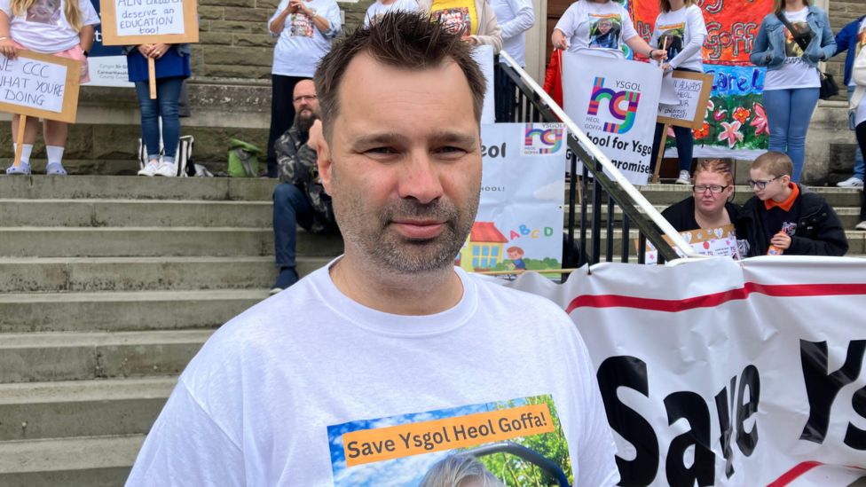 Galw am gyfarfod dros dro pedol Ysgol Heol Goffa - BBC Cymru Fyw