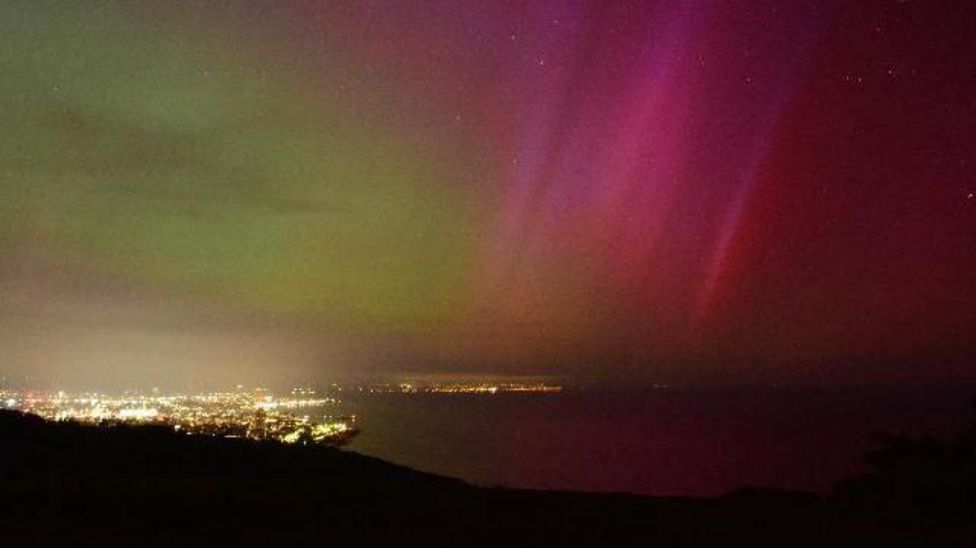 Sussex stargazers treated to rare Northern lights display - BBC News