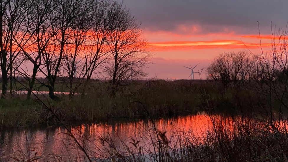 Yorkshire and Lincolnshire's stunning sunset spectacle - BBC News