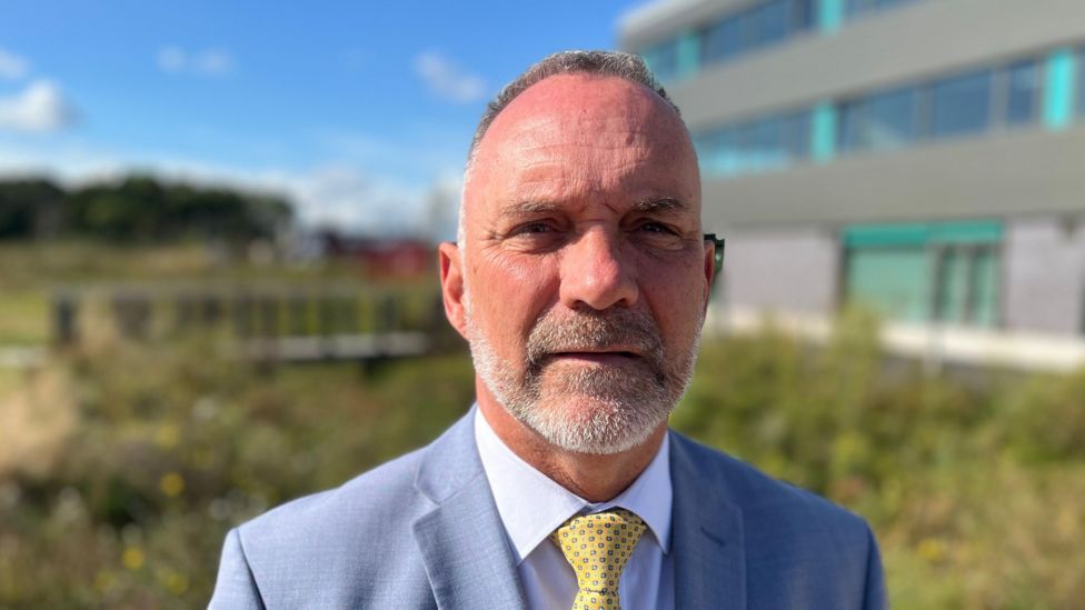 Former Thurrock Council officer to be investigated over finances - BBC News