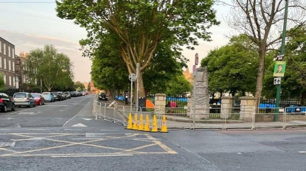 Dublin asylum seekers moved from Grand Canal tents - BBC News