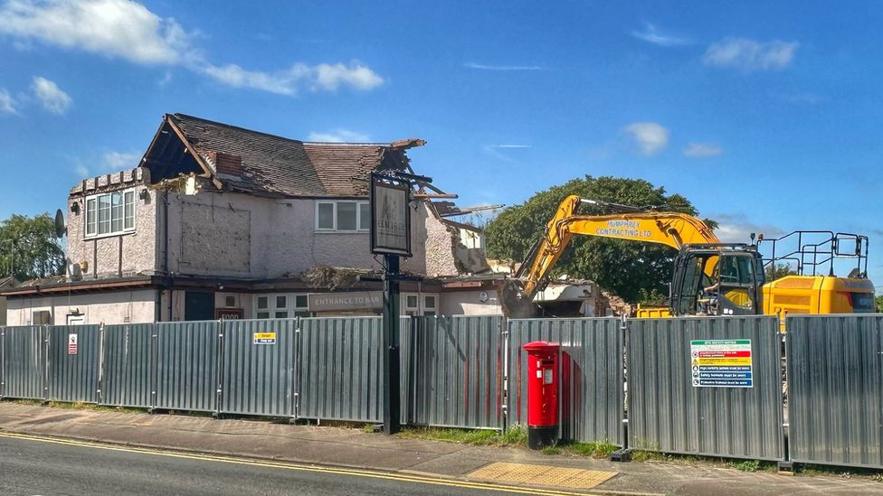 Peterborough pub demolished to make way for housing - BBC News