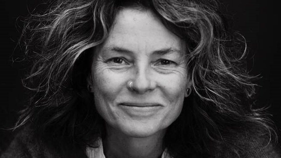 Bradford Cathedral photographer Kate Abbey launches faith project - BBC News