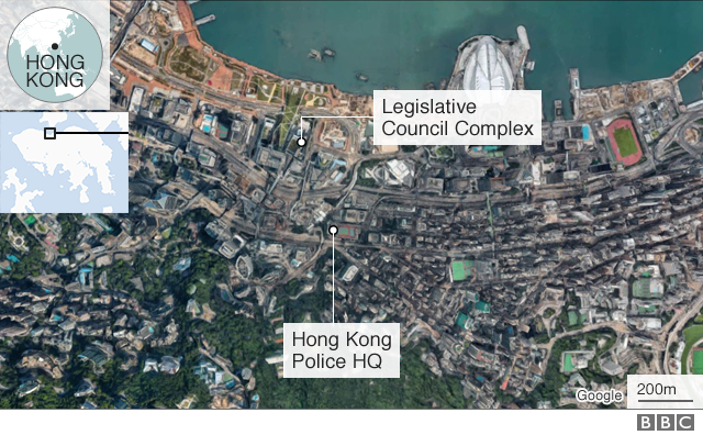 Hong Kong protests: Thousands surround police headquarters - BBC News