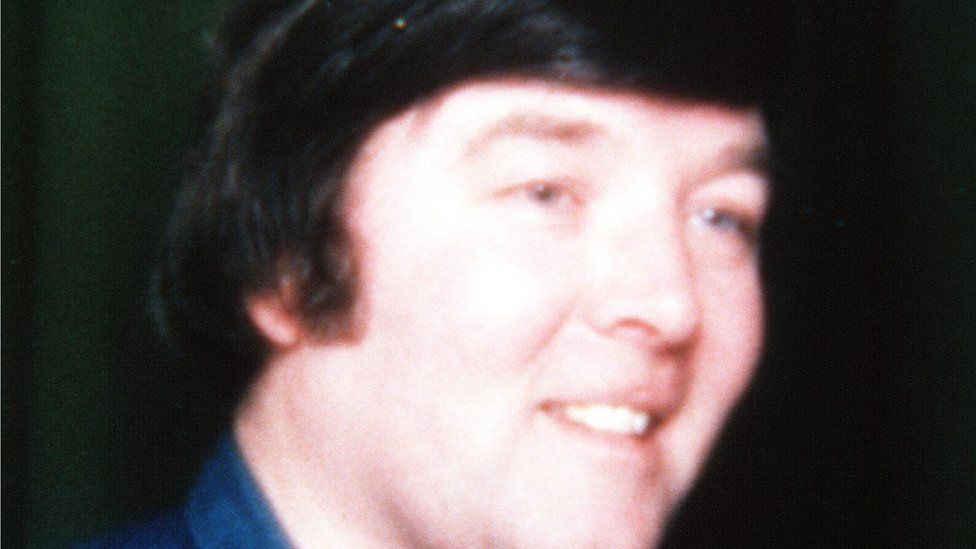 Loyalist killer Michael Stone opens art show during jail release - BBC News