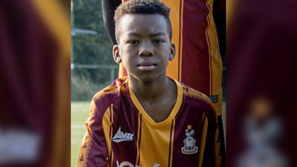 Ashby Ville: Boy, 14, dies in lake at Scunthorpe nature reserve - BBC News