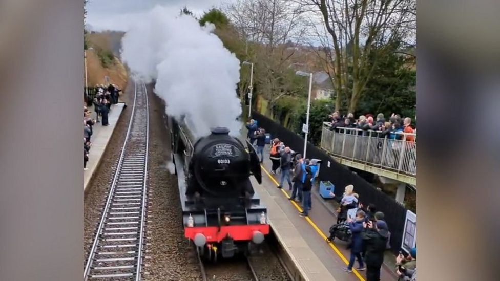 Flying Scotsman to spend Christmas at Shildon Locomotion museum - BBC News