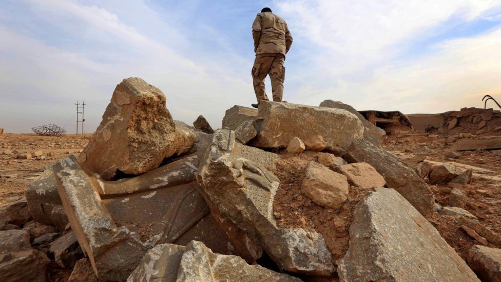Mashki Gate: Stunning ancient rock carvings found in Iraq - BBC News