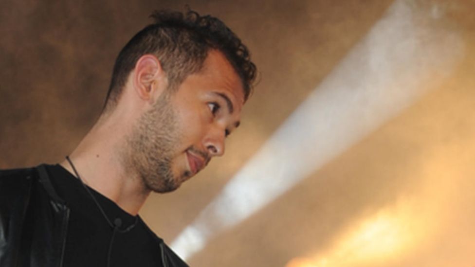 Gangiau'n targedu pobl ifanc ar-lein i werthu cyffuriau - BBC Cymru Fyw