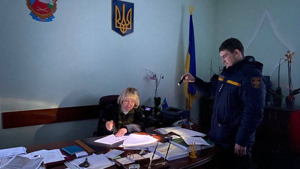 Ukraine war: Learning to survive in Ladyzhyn, a town with no heating ...