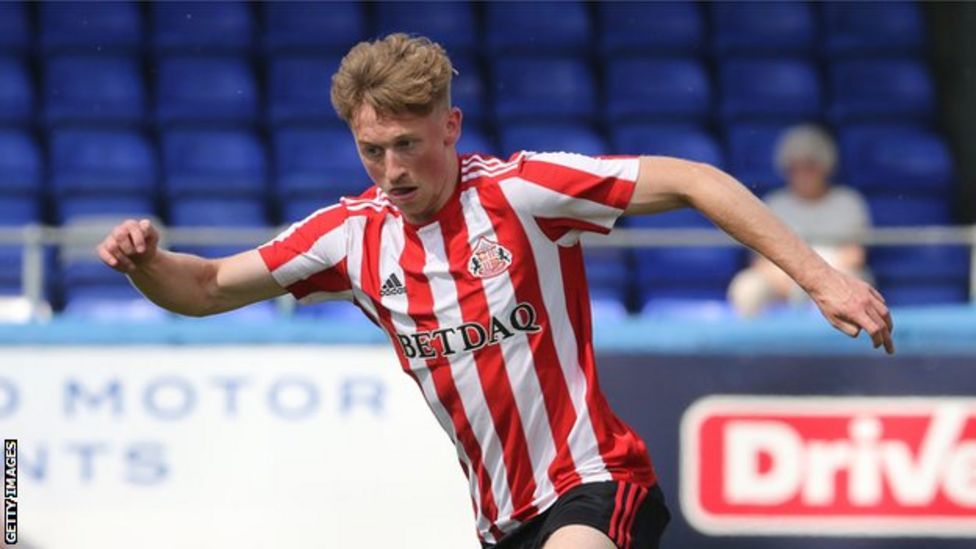 Denver Hume: Sunderland defender signs new two-year contract - BBC Sport