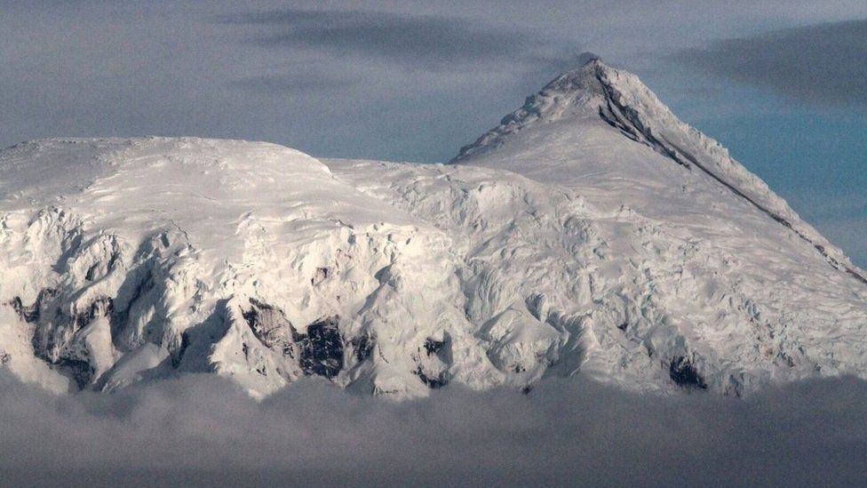 Rare glimpse of erupting Australian sub-Antarctic volcano - BBC News