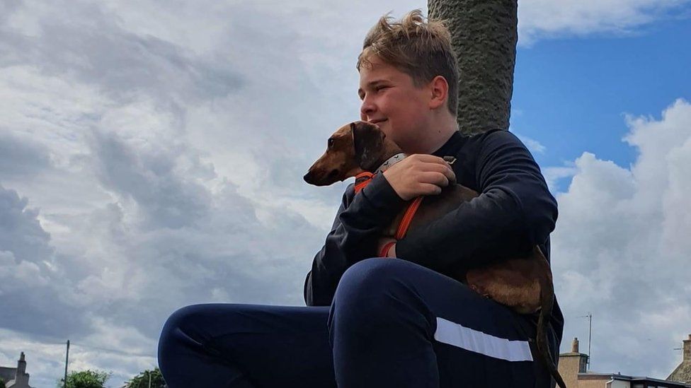 Angen creu 'siop un stop' iechyd meddwl i bobl ifanc - BBC Cymru Fyw