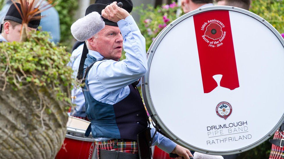 Sham Fight draws thousands to Scarva parade - BBC News