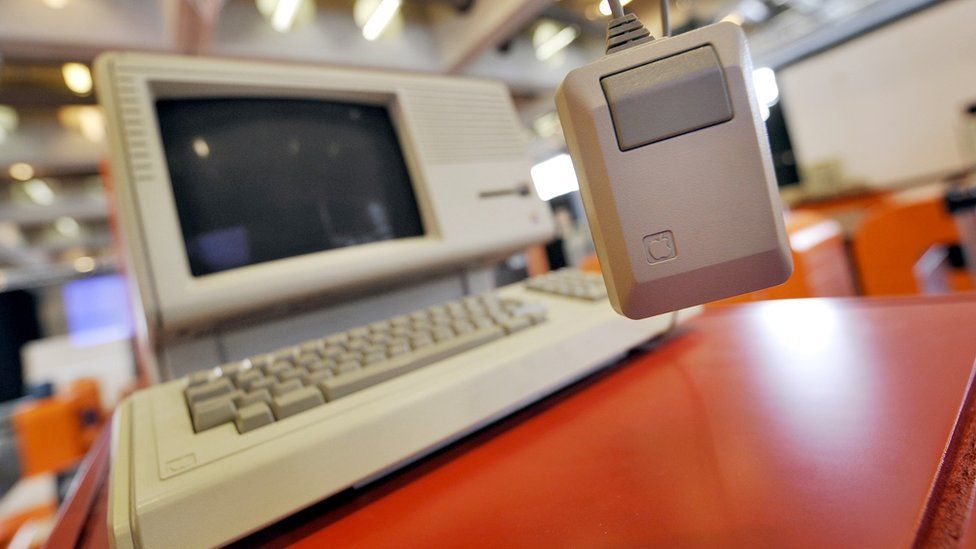 Apple to release source code for pre-Mac computer Lisa - BBC News