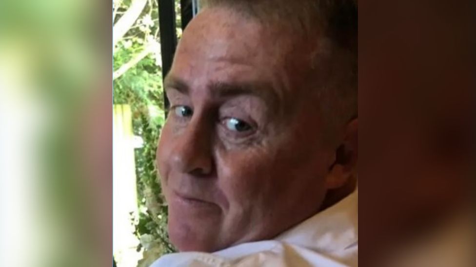 Darren Smith: Father and two sons admit killing man in Rolex robbery - BBC News