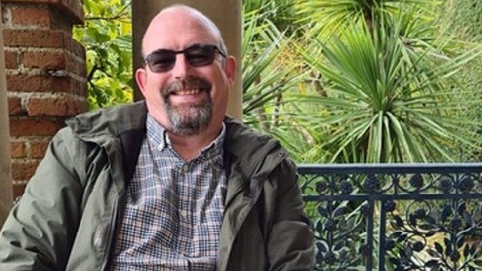 'I didn’t want to tell anyone I was claiming benefits' - BBC News