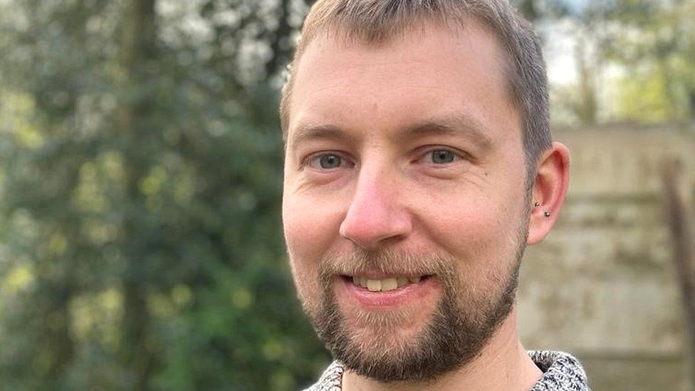 Sheffield scientists call for ban on artificial grass - BBC News