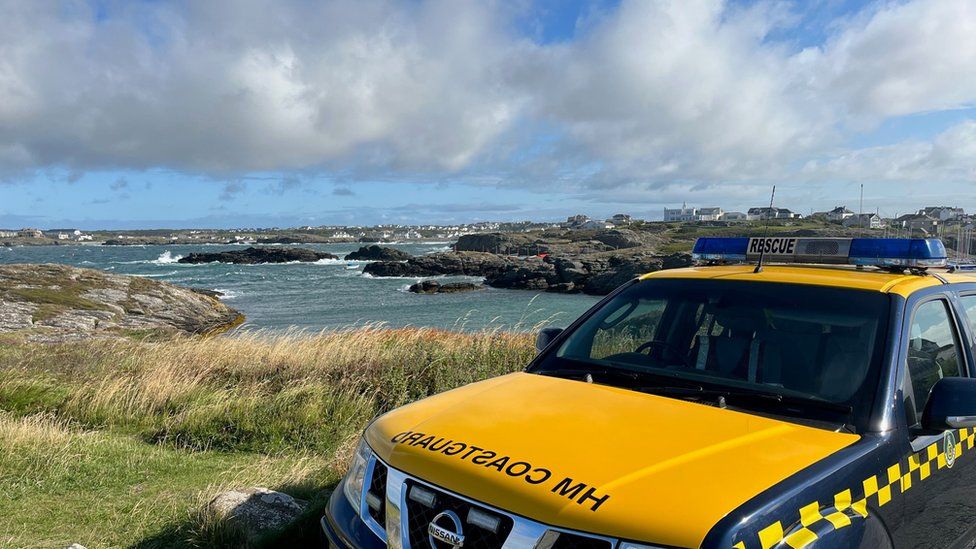 Cyhoeddi enw dyn fu farw ar ôl mynd ar goll o arfordir Môn - BBC Cymru Fyw