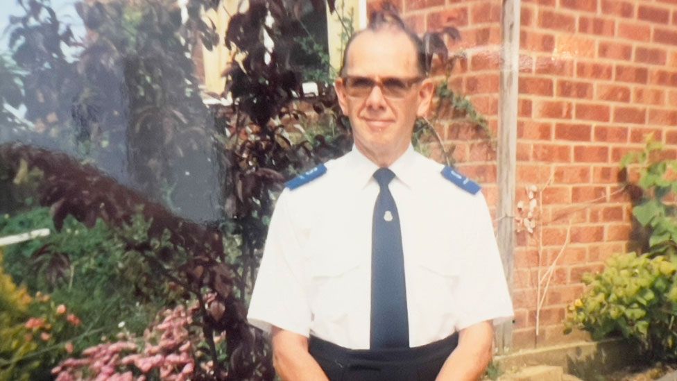 WW2 Stowmarket veteran fears duty of remembrance ebbing away - BBC News