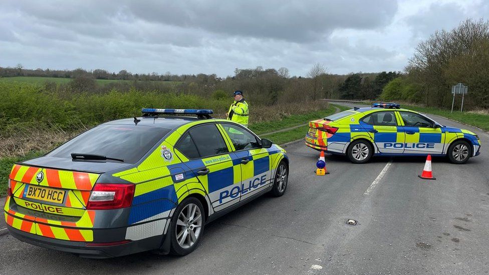 Leicester: Man dies after lorry crash on M1 - BBC News
