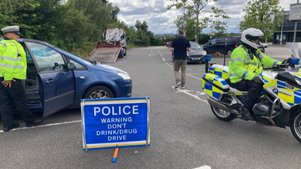 Police campaign warns of drink-driving dangers - BBC News